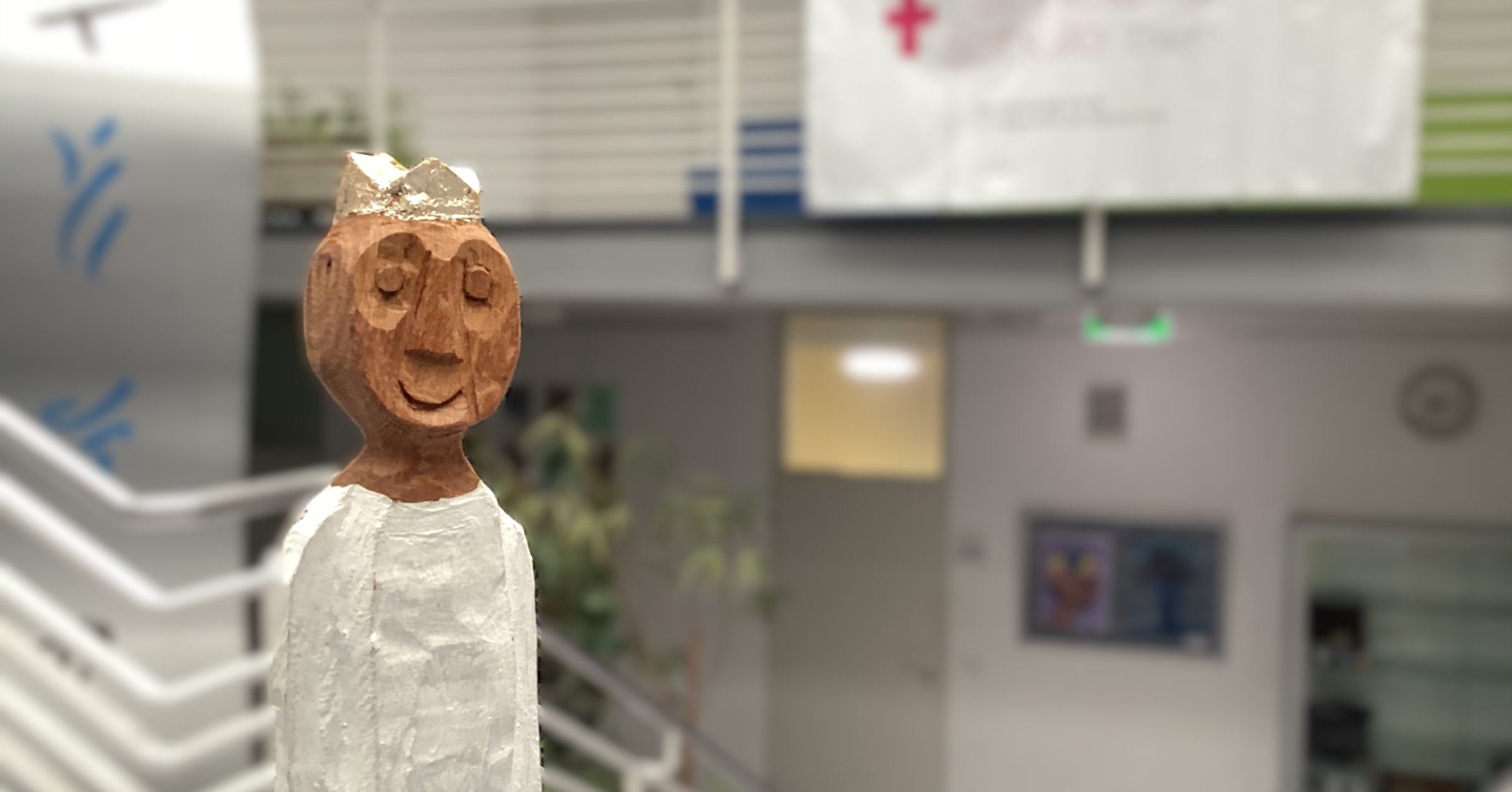 Würde im Mittelpunkt – Kunstaktion mit Königsskulptur des Diakons Ralf ...